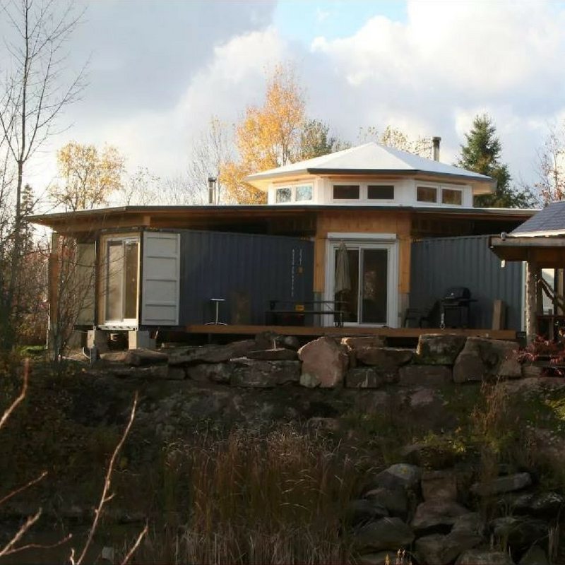 OFF-GRID SHIPPING CONTAINER COTTAGE | Container Home Hub